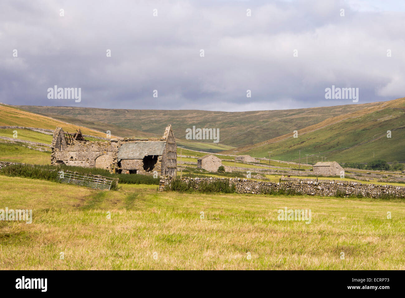 Derelict barn uk hi-res stock photography and images - Alamy