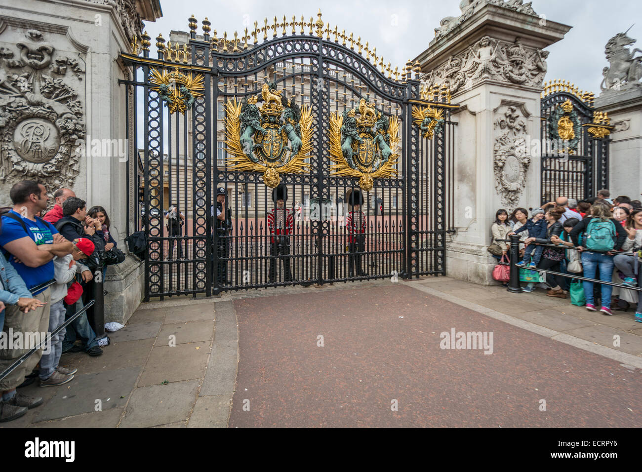 British royal guard helmet hi-res stock photography and images - Alamy