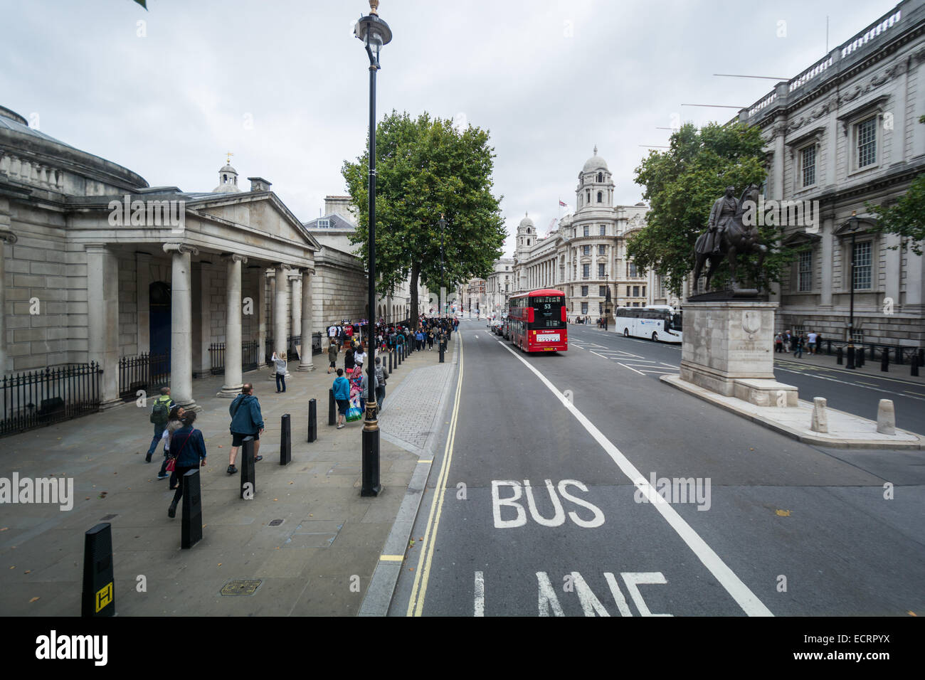 London buckingham palace bus hi-res stock photography and images - Alamy