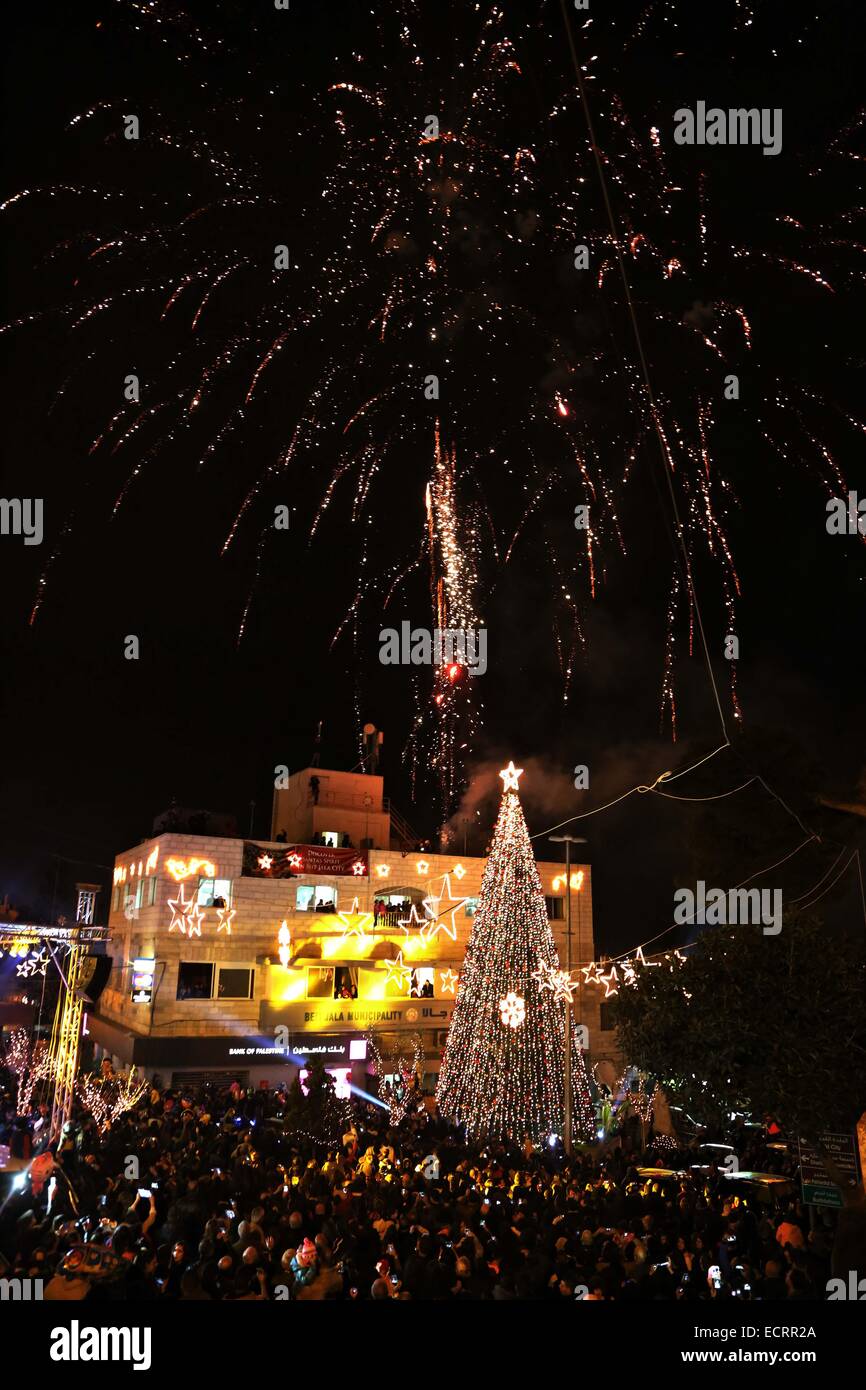 Thousands of local Palestinian Christians and tourists watch the annual ...