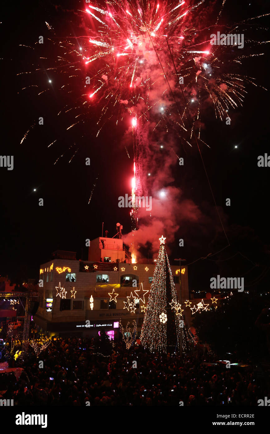 Thousands of local Palestinian Christians and tourists watch the annual ...