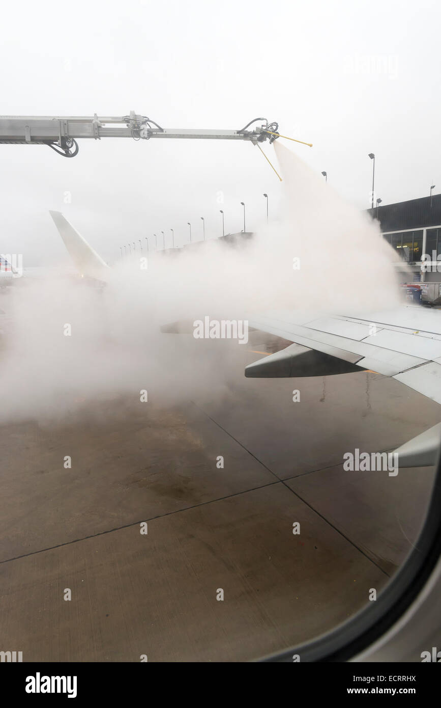 Airport deicing hi-res stock photography and images - Alamy