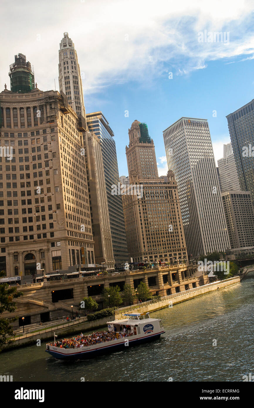 A boat and buildings along the Chicago River Stock Photo - Alamy
