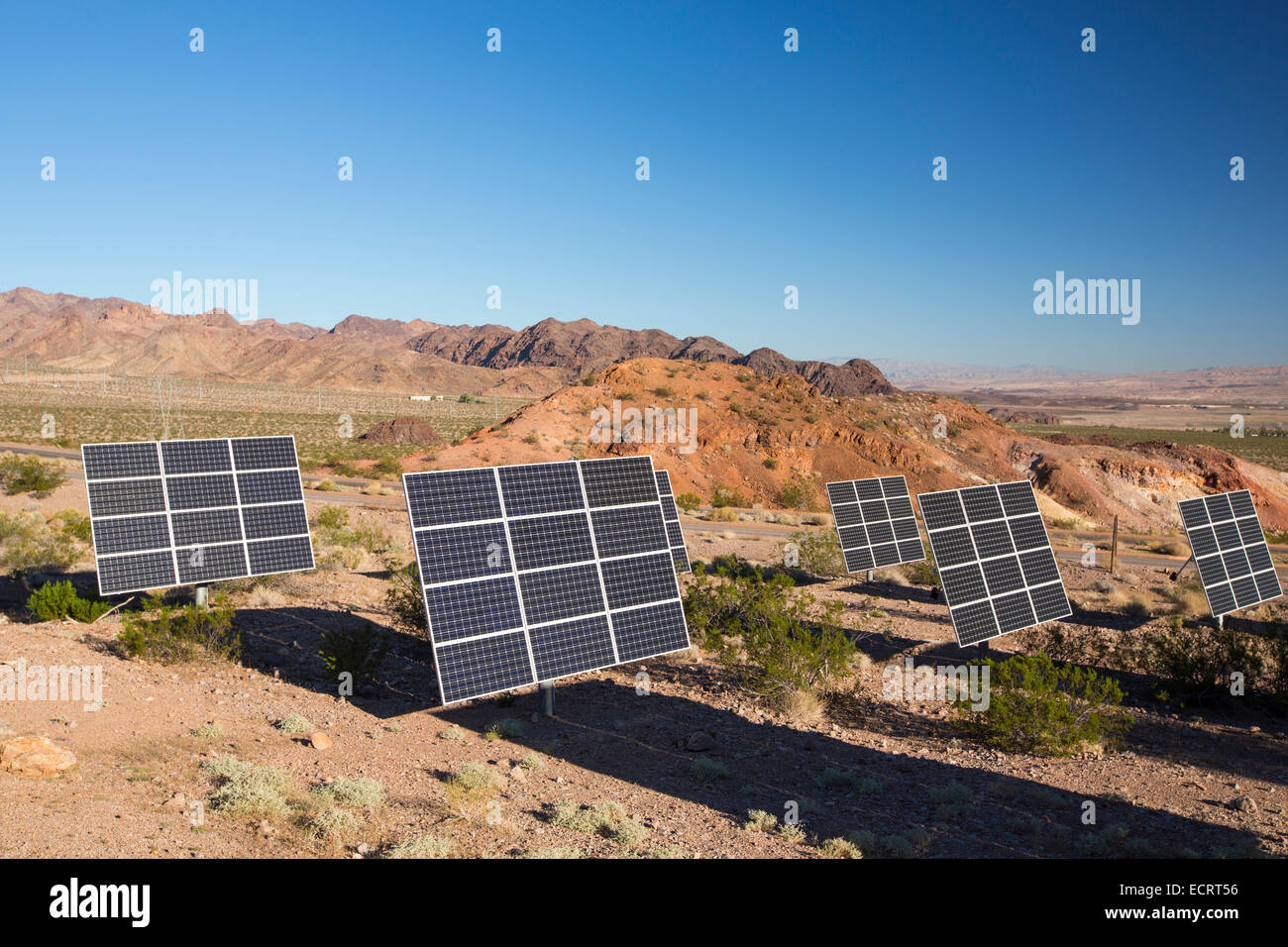Solar panels desert usa hi-res stock photography and images - Alamy