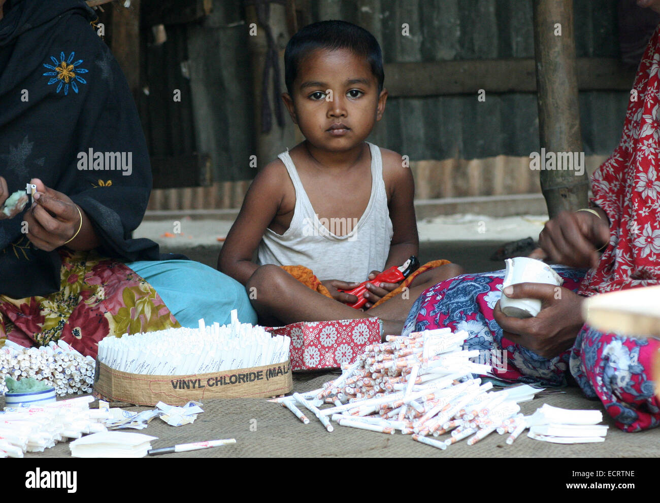 Dhaka 8 may 2010. Family member fill hand rolled cigarette (locally ...
