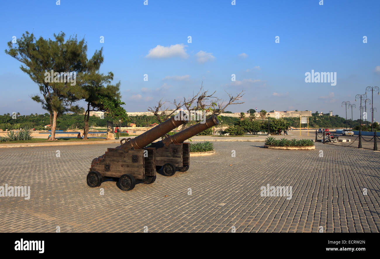 Guns on the seafront Malecon. Havana in Cuba Stock Photo - Alamy
