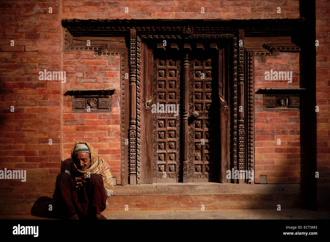 Old wooden door bhaktapur nepal hi-res stock photography and images - Alamy