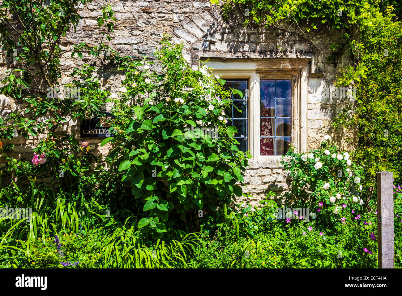 Cotswold stone house front with mullioned, leaded windows Stock Photo ...