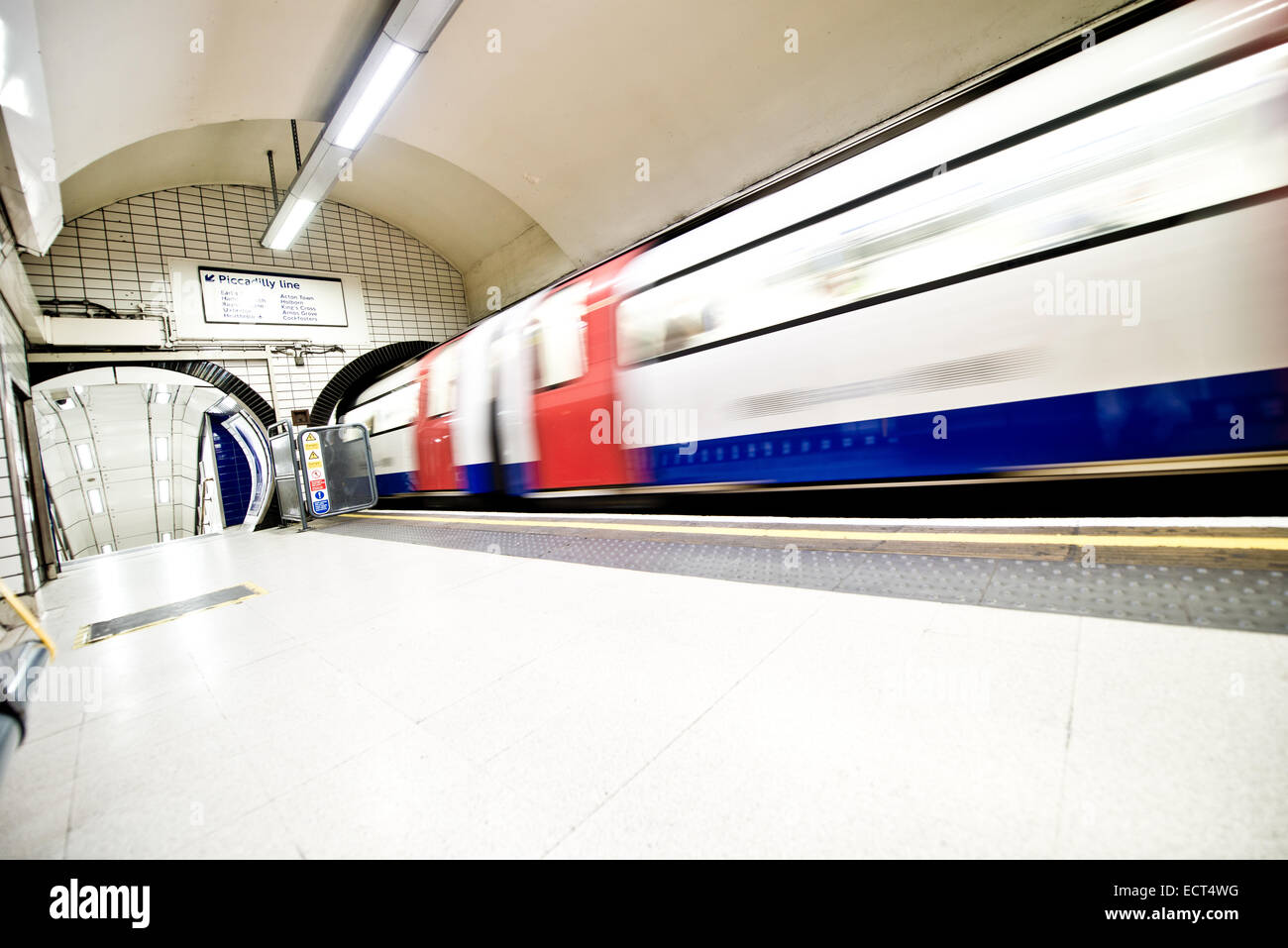 Transport commuter tube platform hi-res stock photography and images ...
