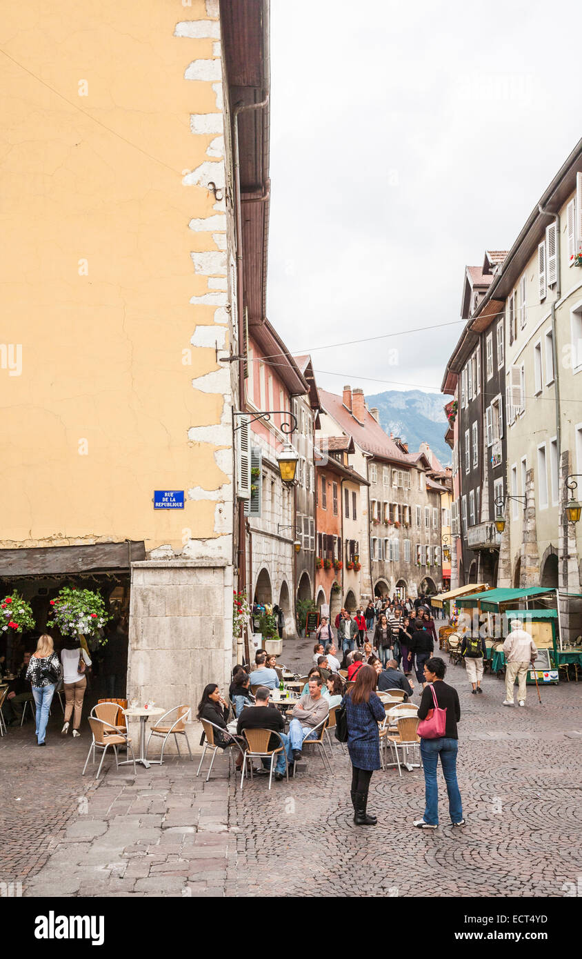 Pedestrianised cobbled street hi-res stock photography and images - Alamy