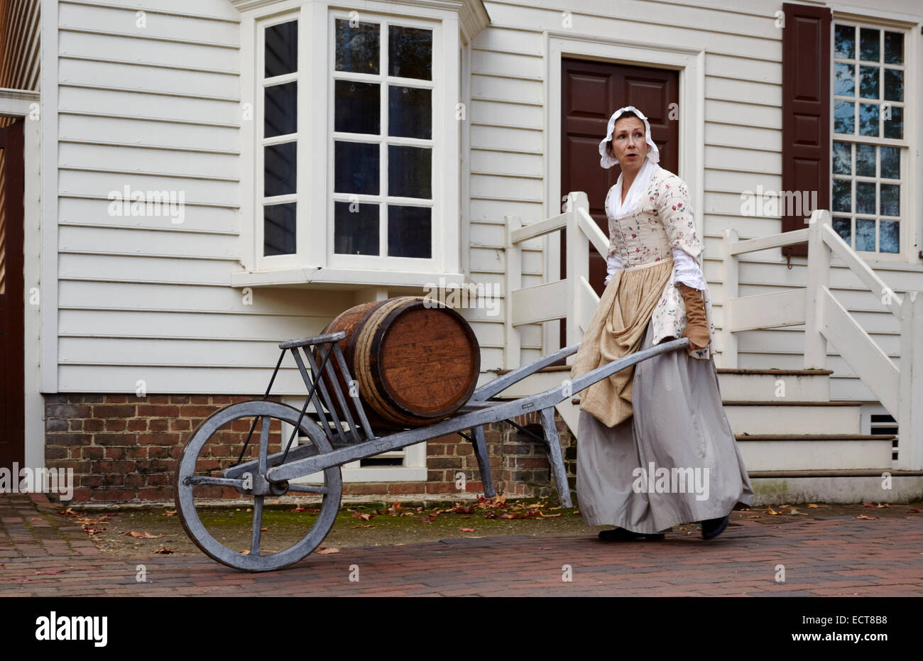 Williamsburg colonial woman hi-res stock photography and images - Alamy