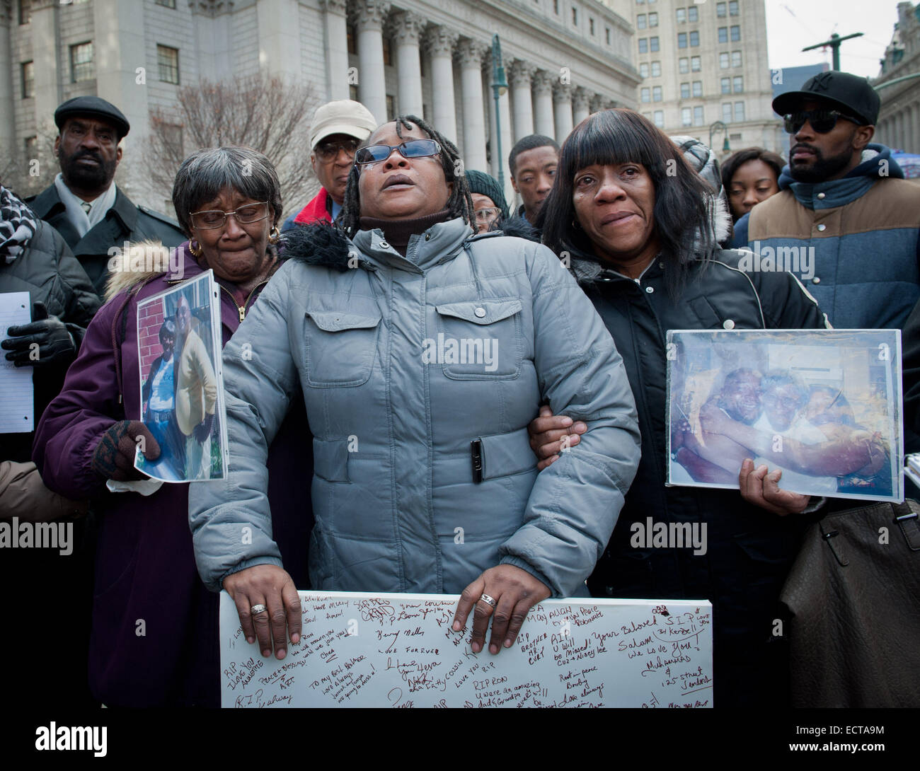 Manhattan, New York, USA. 18th Dec, 2014. Family members Rebecca ...