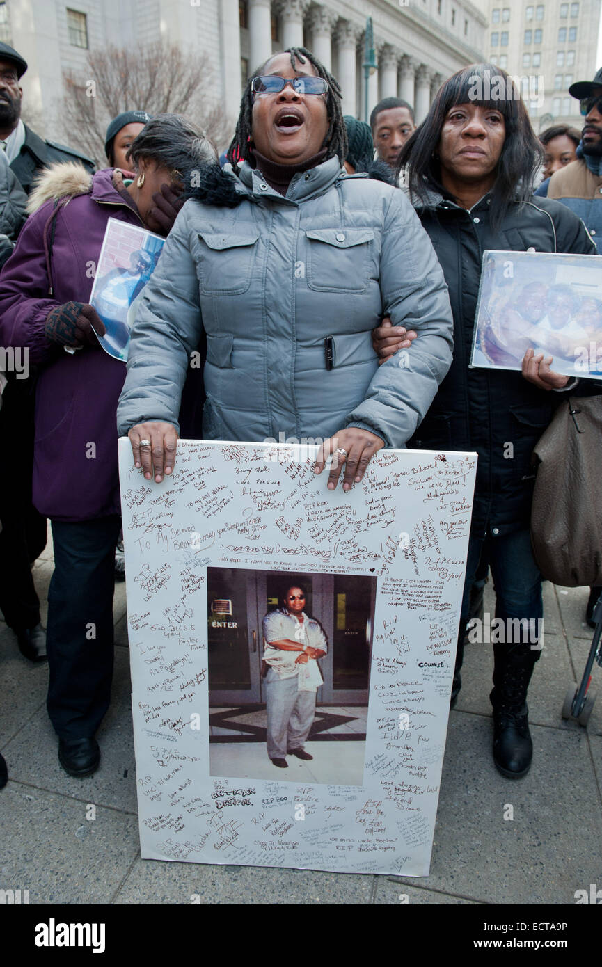 Manhattan, New York, USA. 18th Dec, 2014. Family members Rebecca ...