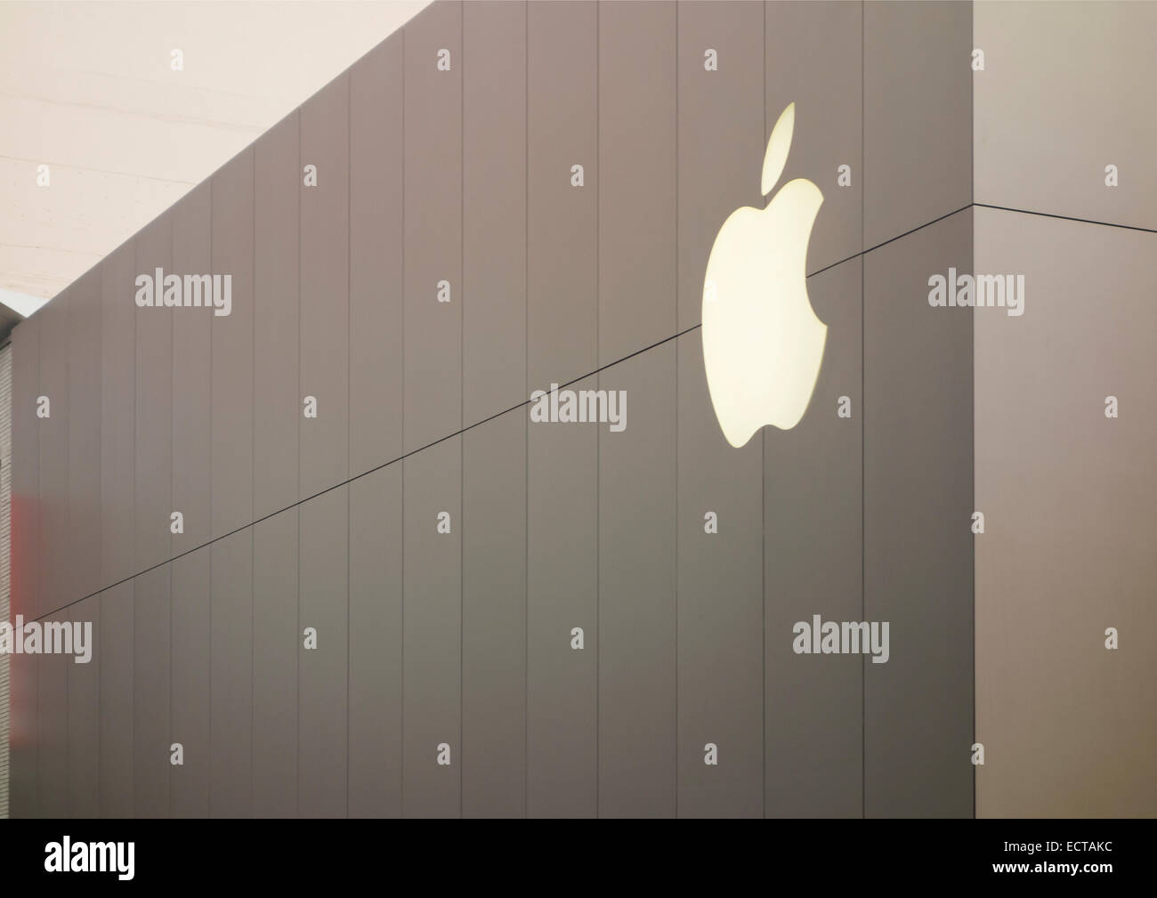 Apple stores logo hi-res stock photography and images - Alamy