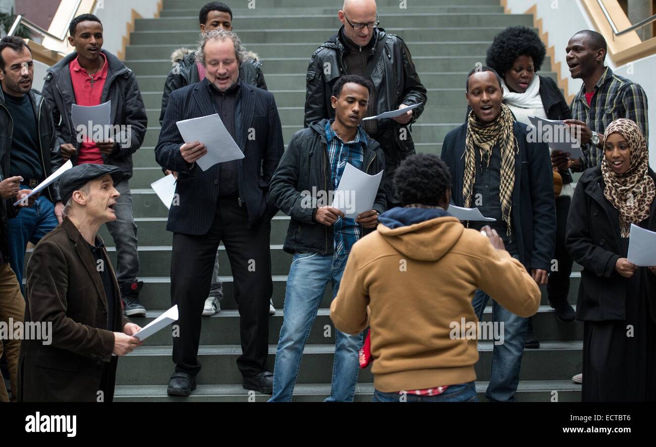 The choir 'Gesang der Kulturen', conducted by teacher Thomas Spicker (L ...
