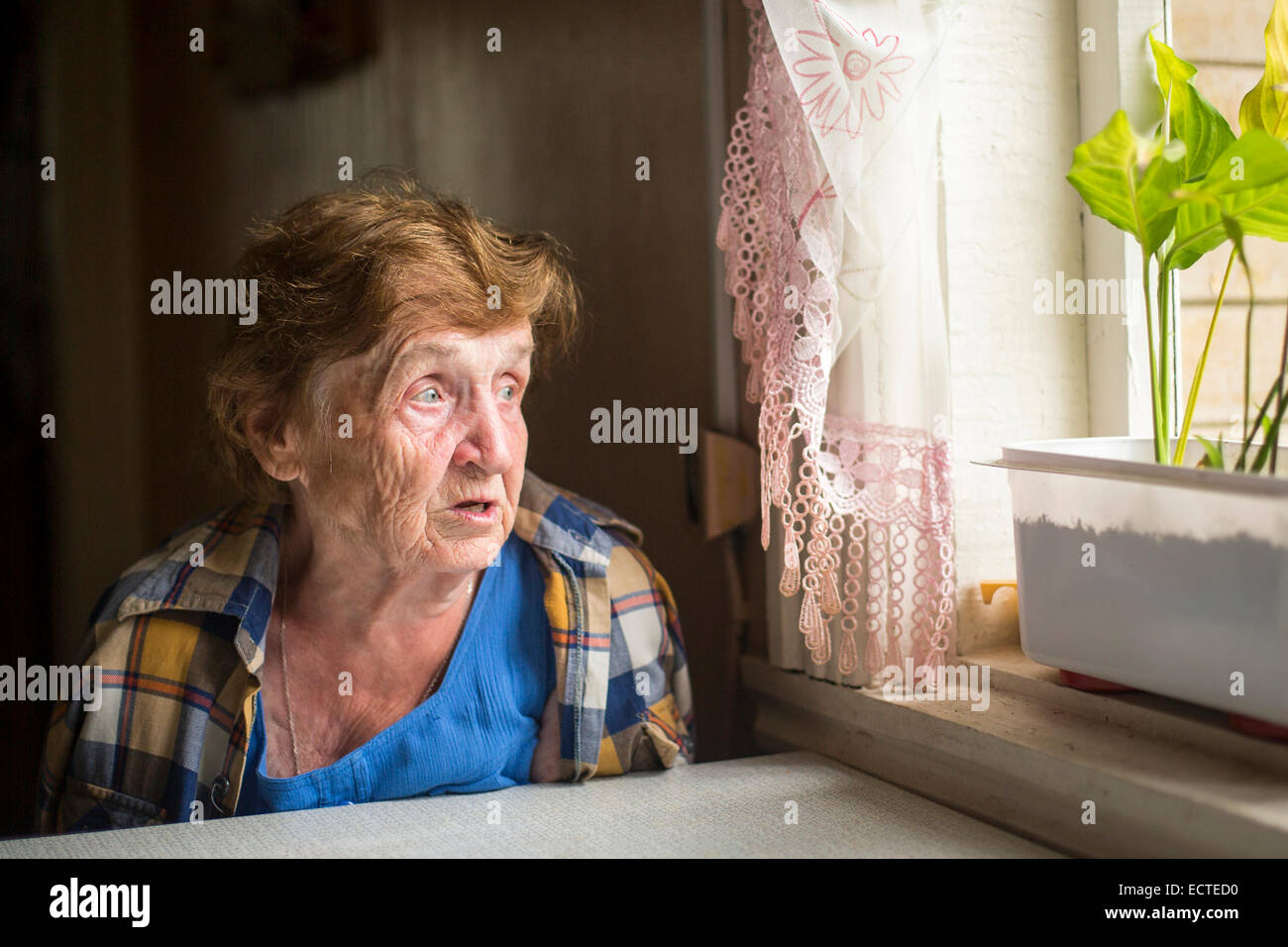 Old woman alone hi-res stock photography and images - Alamy