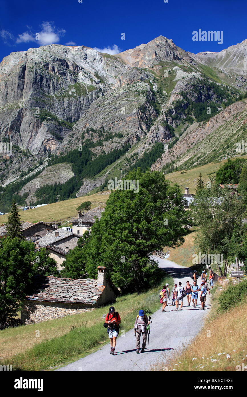 People hiking in the Valley de l'Ubaye, Alpes de Haute Provence Stock ...