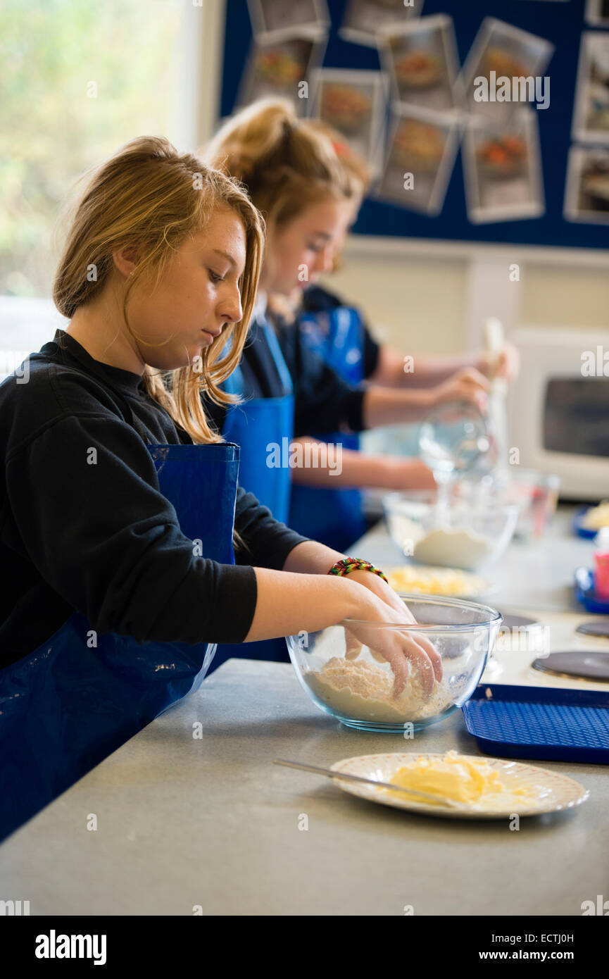 Teenagers school cookery lesson hi-res stock photography and images - Alamy