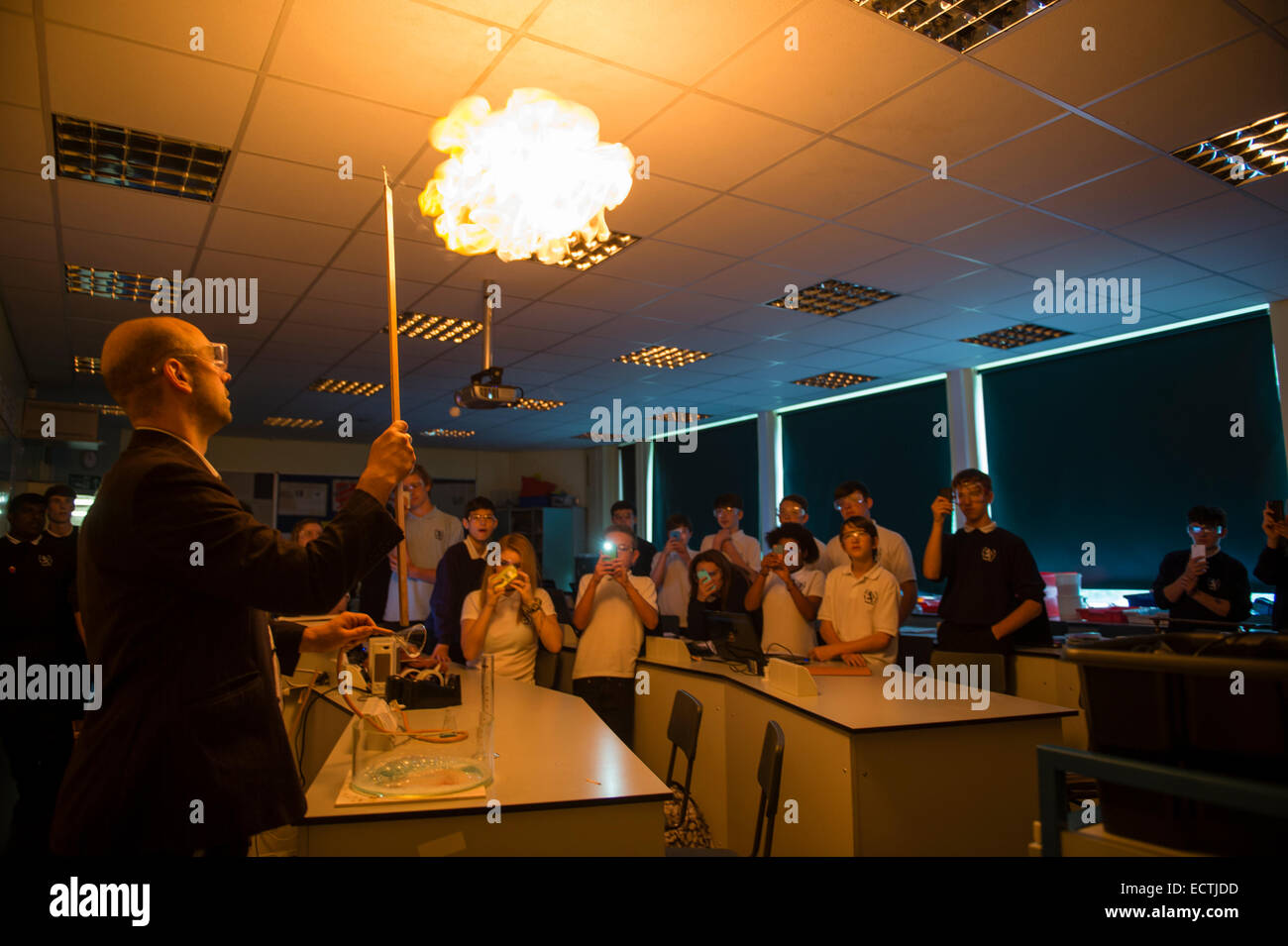 Laboratory pupils flame chemistry hi-res stock photography and images ...