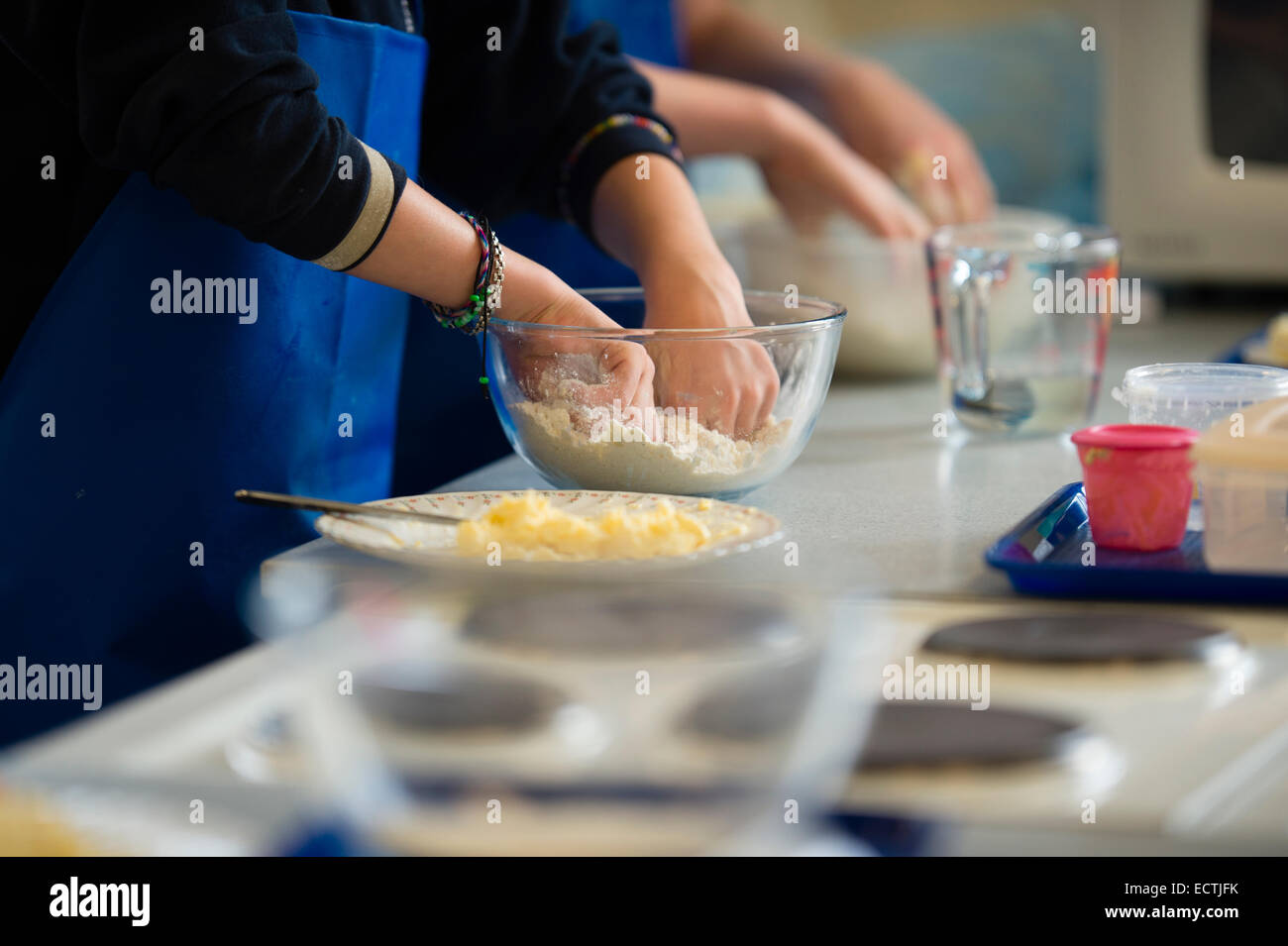 Cookery lesson teenagers hi-res stock photography and images - Alamy