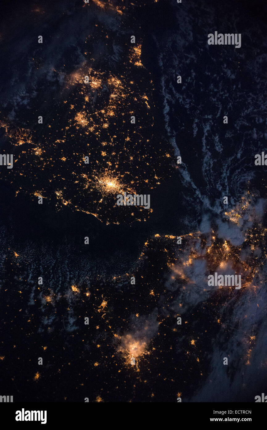 London night satellite image hi-res stock photography and images - Alamy