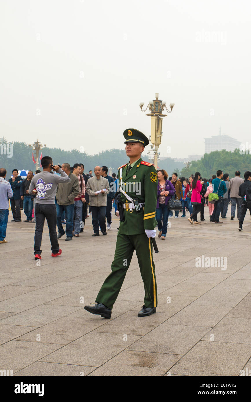 Chinese soldiers tiananmen square hi-res stock photography and images ...