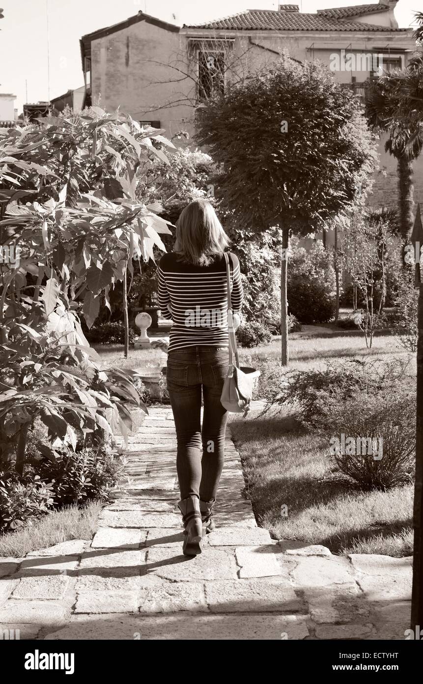 Tall young black woman hi-res stock photography and images - Alamy