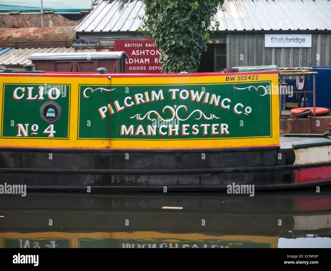 Narrowboat sign hi-res stock photography and images - Alamy