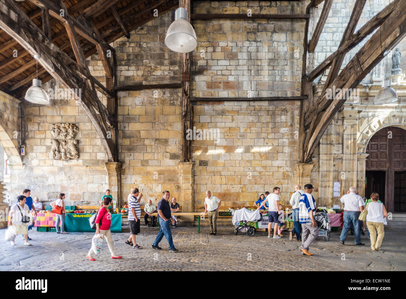 Sunday local market under Santa María de Uribarri biggest Church hall ...