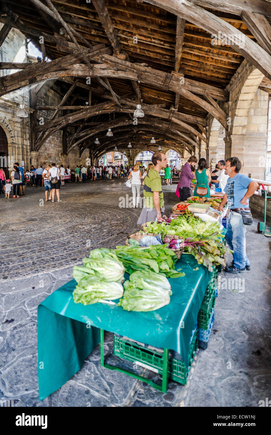 Sunday local market under Santa María de Uribarri biggest Church hall ...