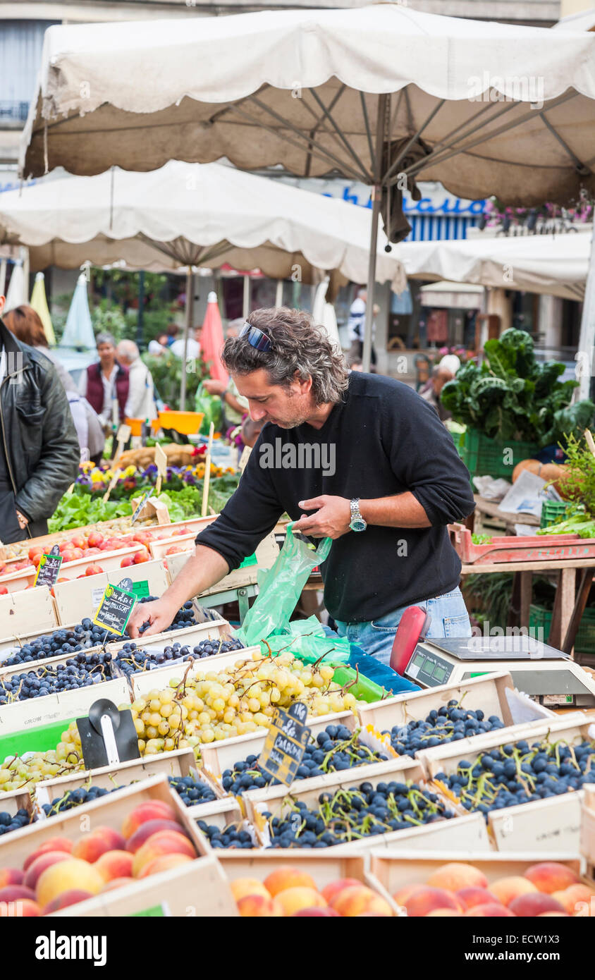 Male stallholder hi-res stock photography and images - Alamy