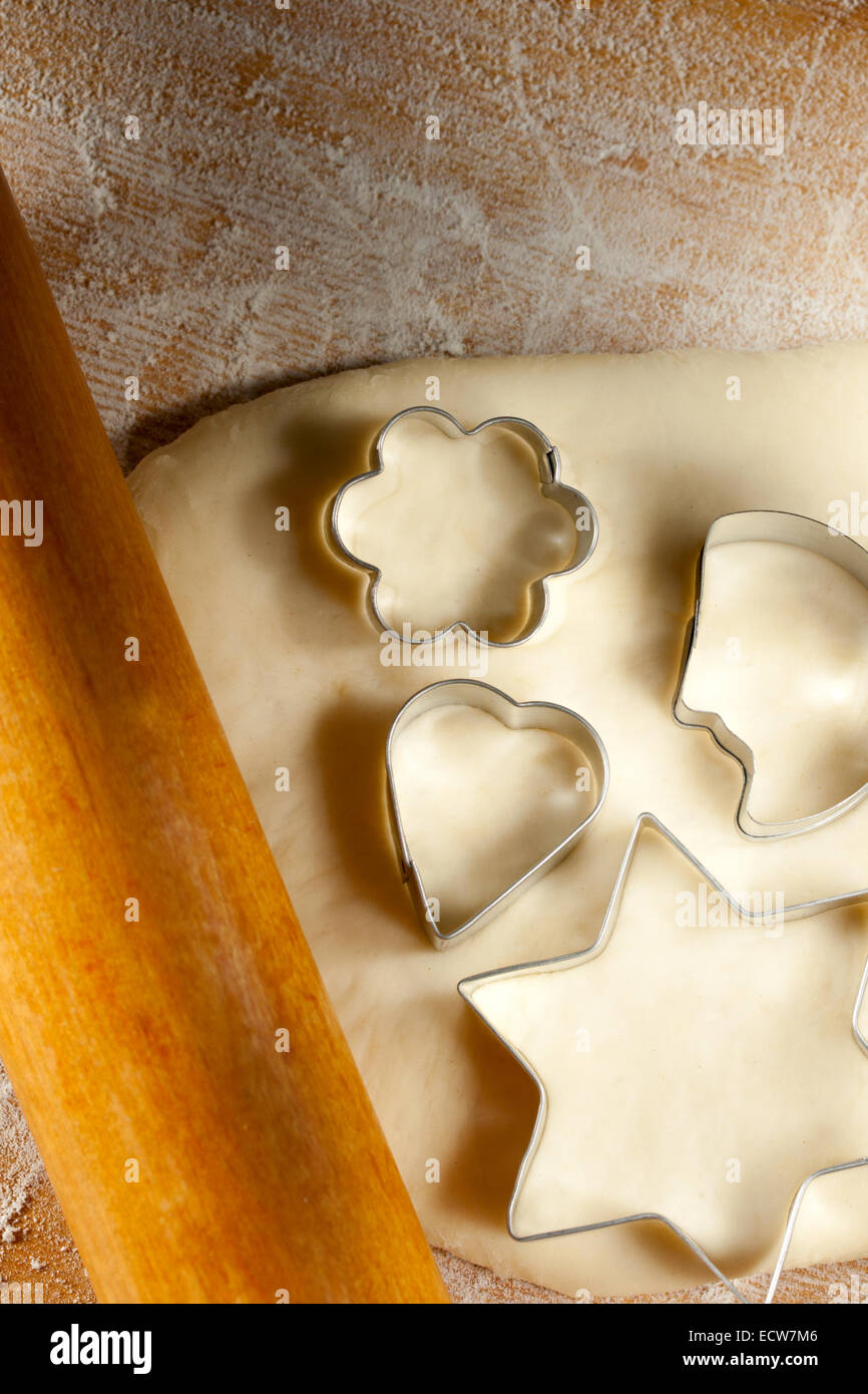 Rolling pin with dough and cookie forms Stock Photo - Alamy