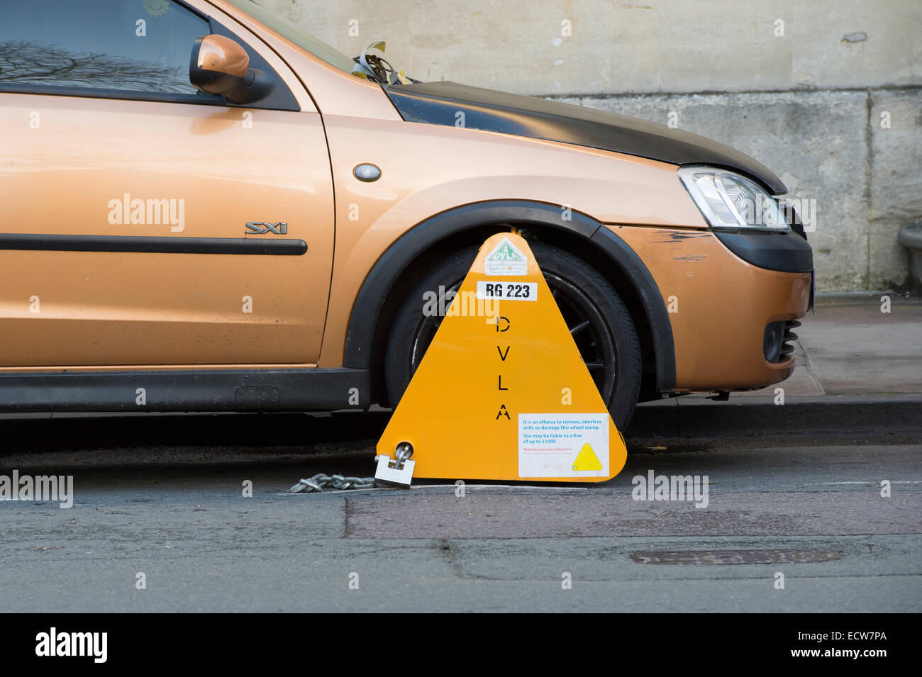 Wheel clamping on a car in Oxford city centre. UK Stock Photo - Alamy