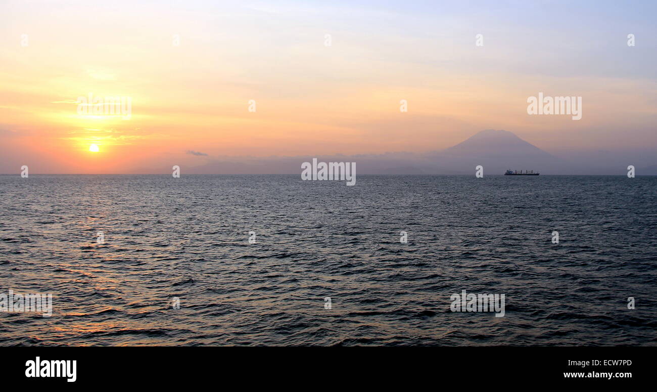 ship, sun and ocean Stock Photo - Alamy