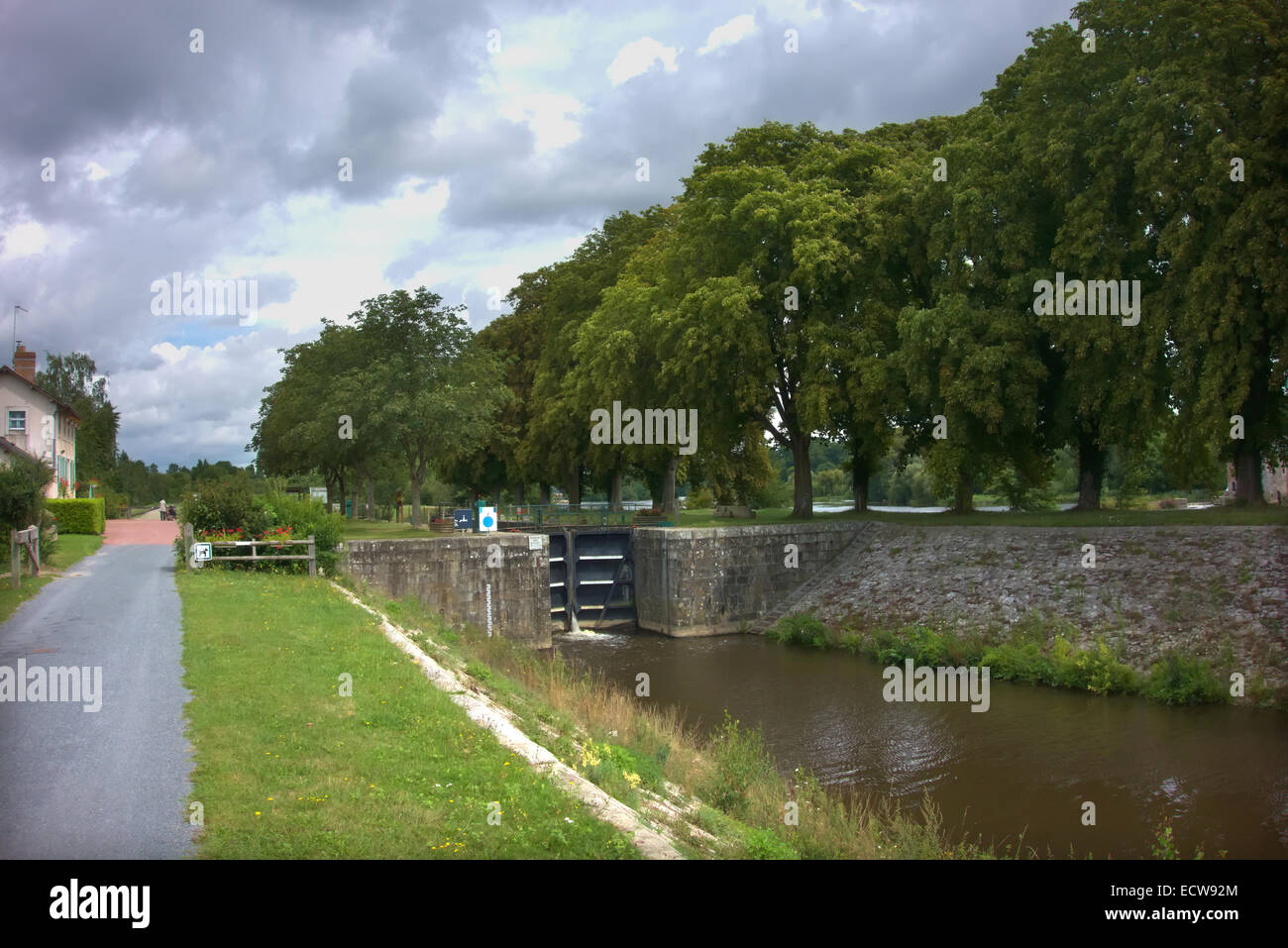 A lock - Ecluse - on the Mayenne River, France Stock Photo - Alamy