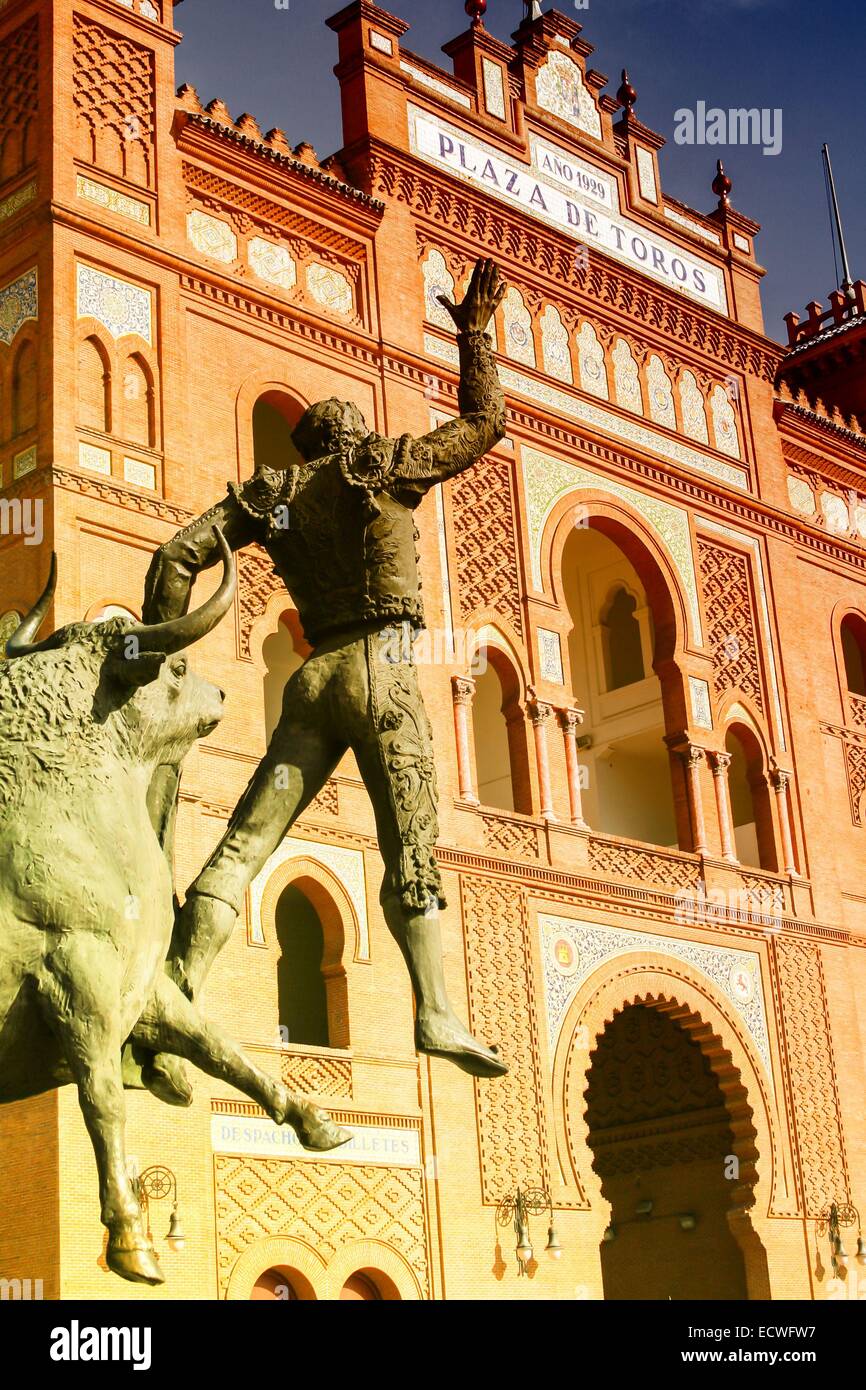 Statue of Bullfighter in Madrid Las Ventas Stock Photo - Alamy