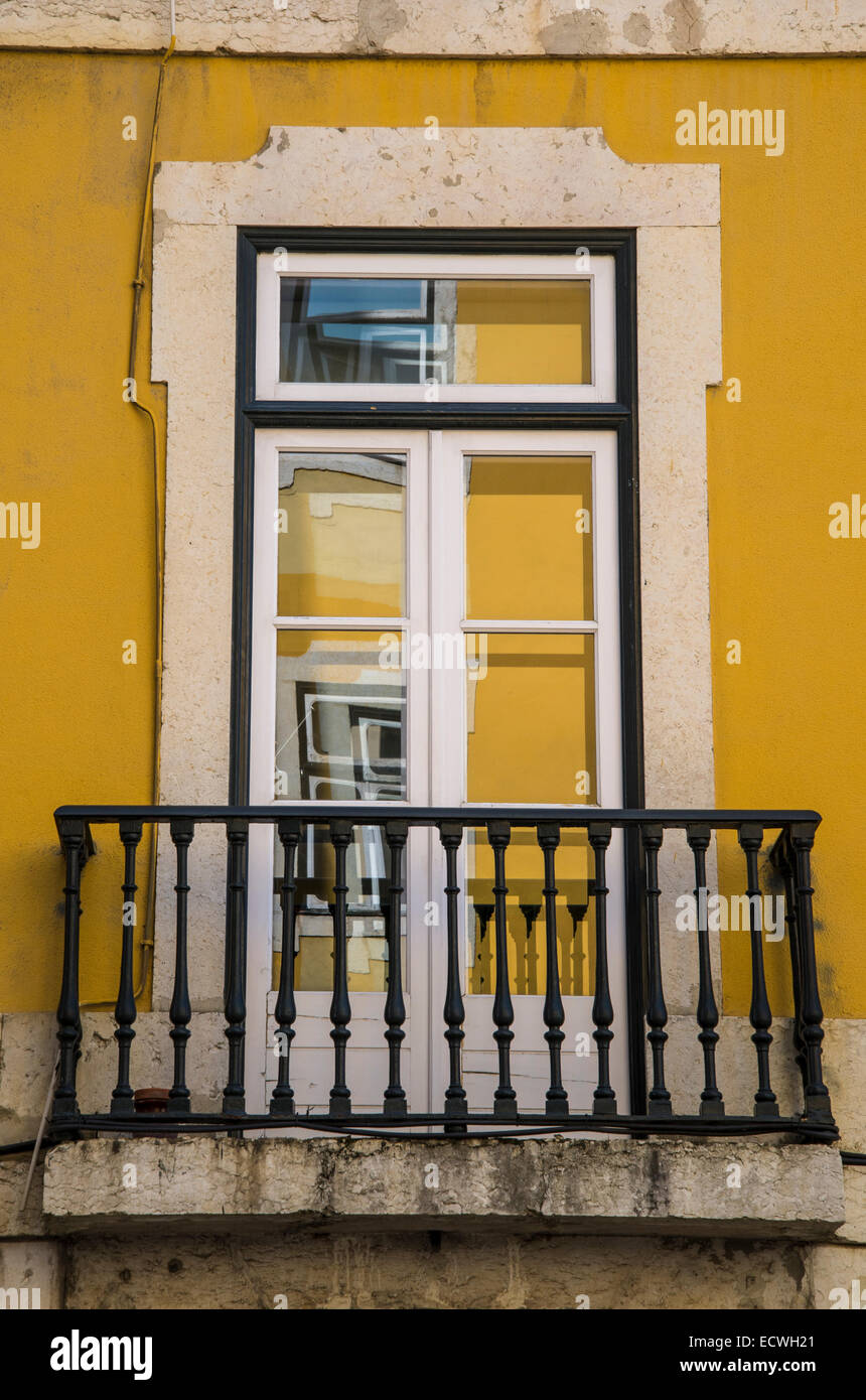 Lisbon window hi-res stock photography and images - Alamy