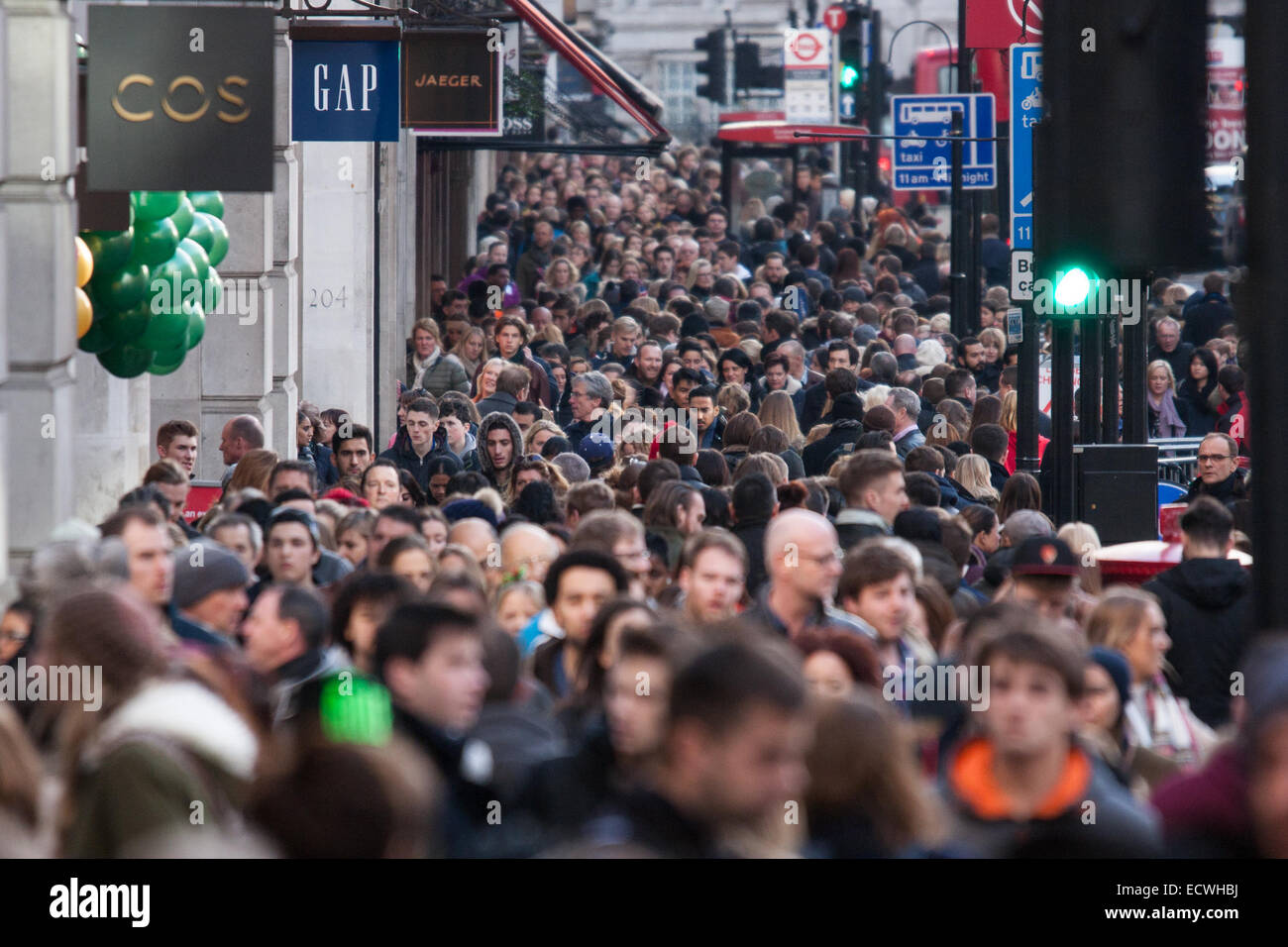 London, December 20th 2014. Tens of thousands of shoppers descend on ...