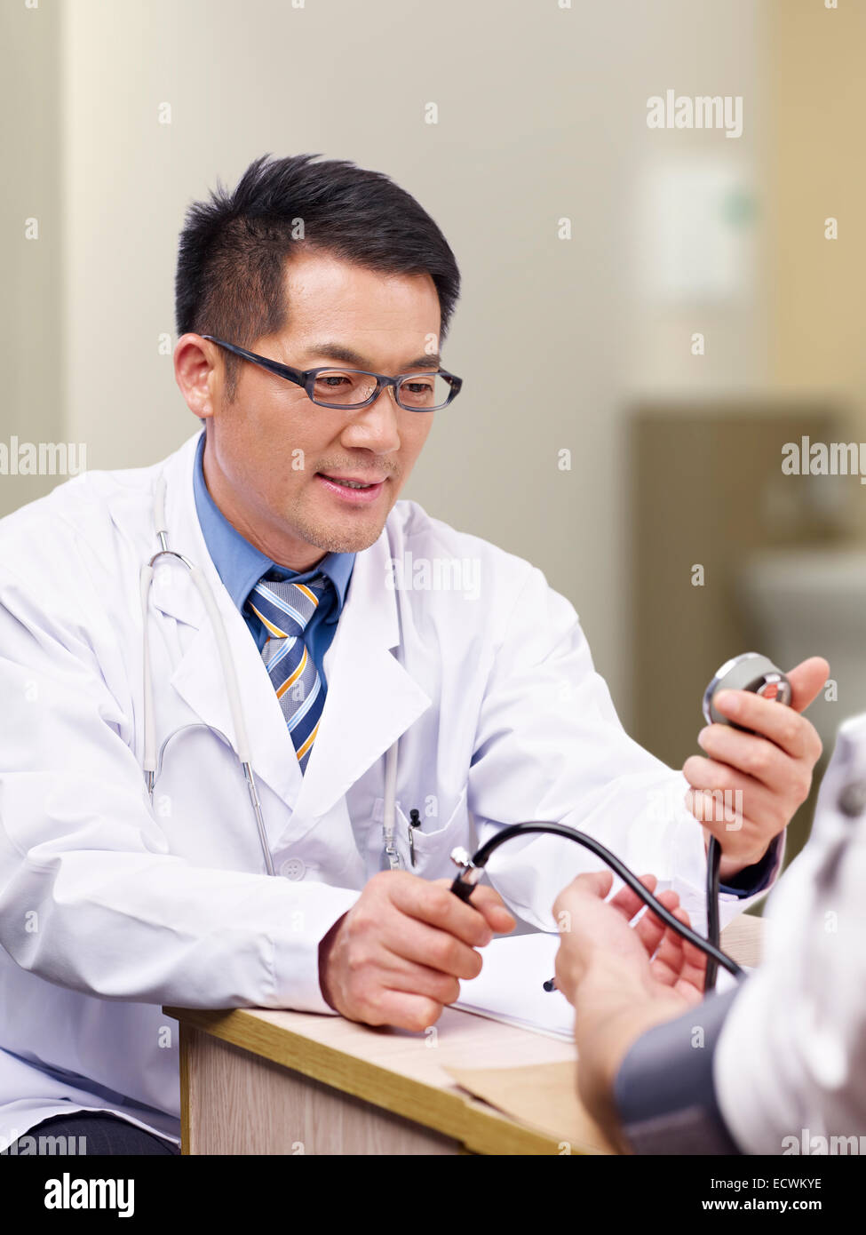 Doctor physical exam hi-res stock photography and images - Alamy