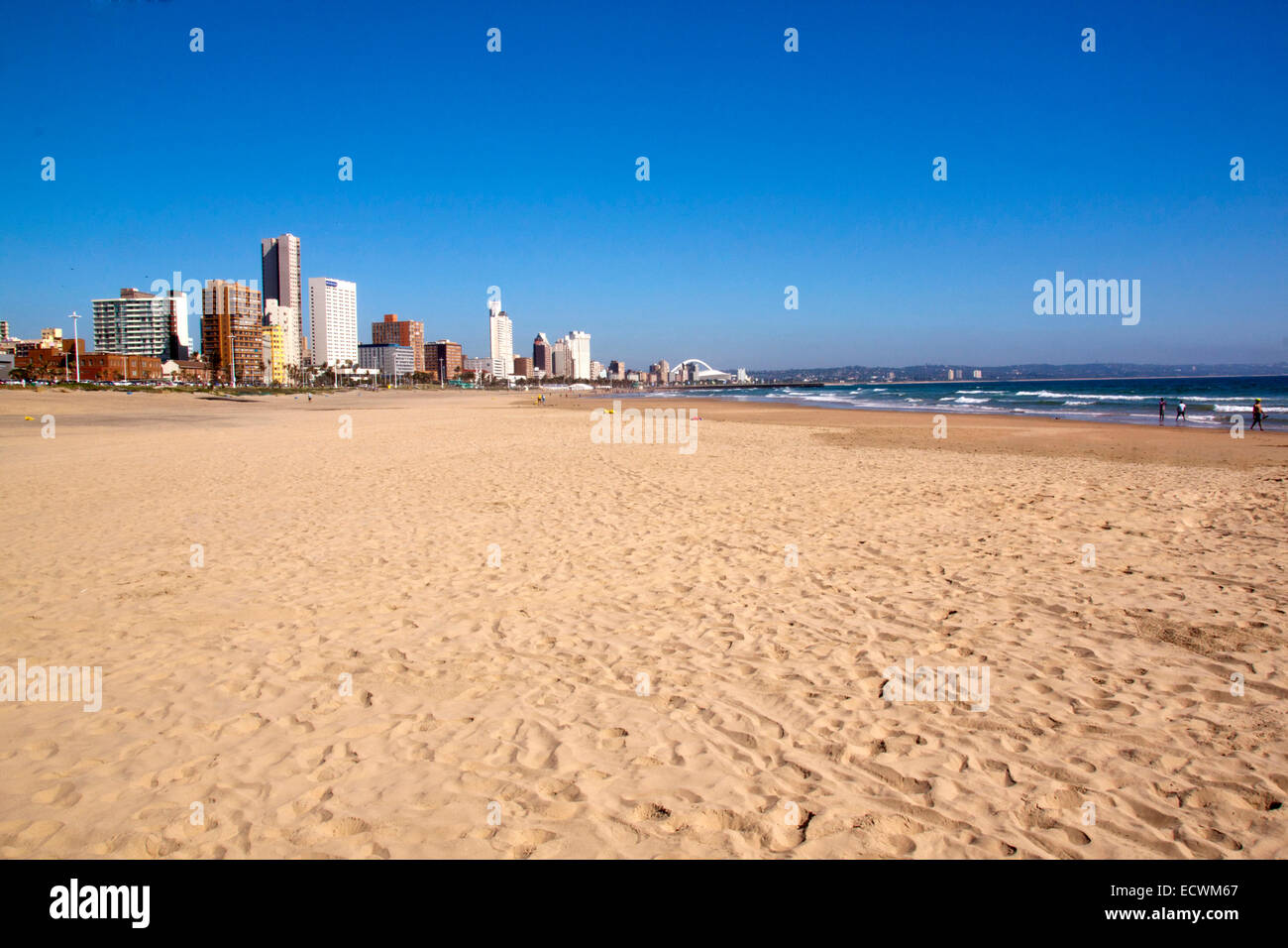Many unknown people on Addington Beach against "Golden Mile" city ...