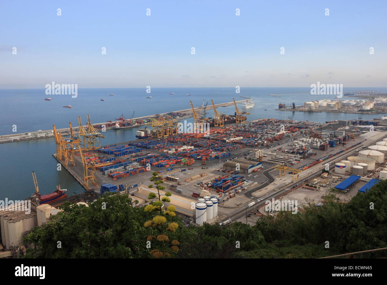 Barcelona container ship terminal hi-res stock photography and images ...