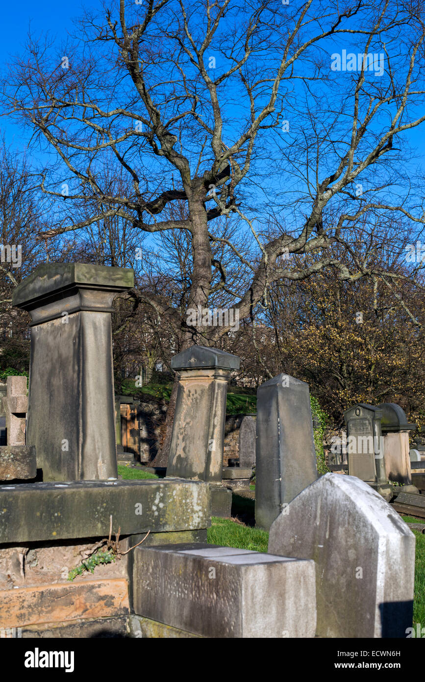 Collapsed headstones hi-res stock photography and images - Alamy
