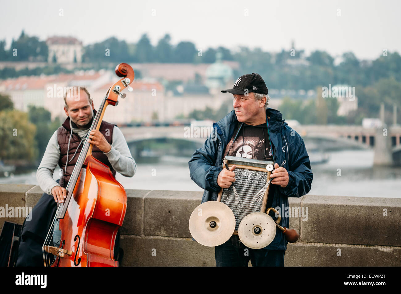 Old busker and banjo hi-res stock photography and images - Alamy