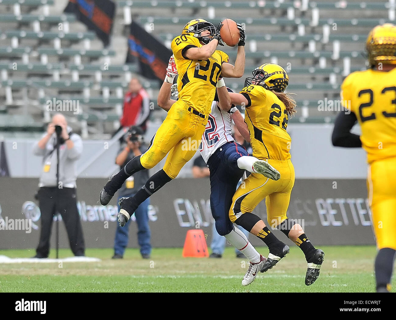Carson, CA. 20th Dec, 2014. El Capitan Vaqueros FS Sam Melero #20 makes ...