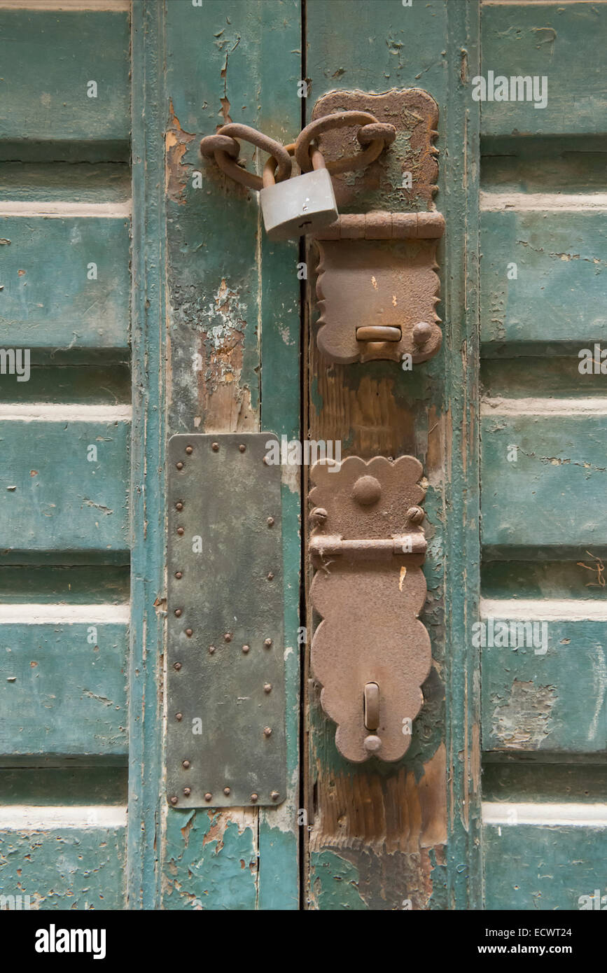 Ancient iron lock latch hi-res stock photography and images - Alamy