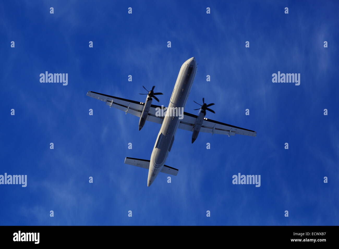 Airliner airplane bombardier q400 hi-res stock photography and images ...