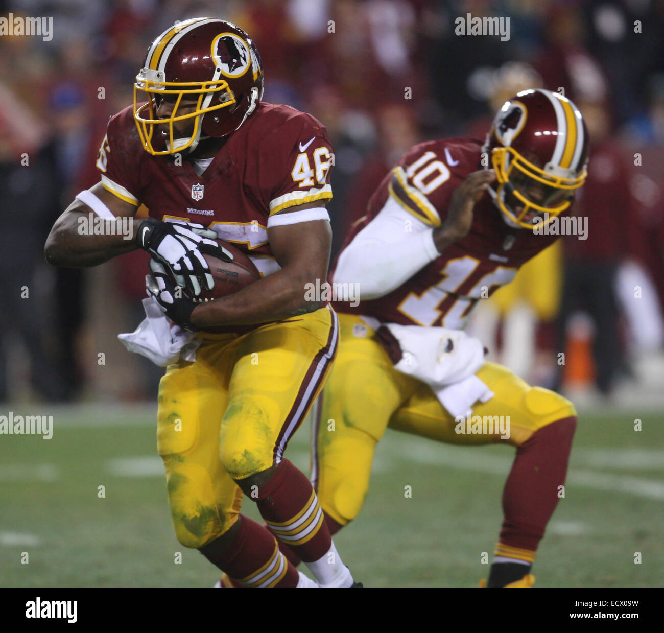 Washington Redskins RB Alfred Morris (46) takes the handoff from ...