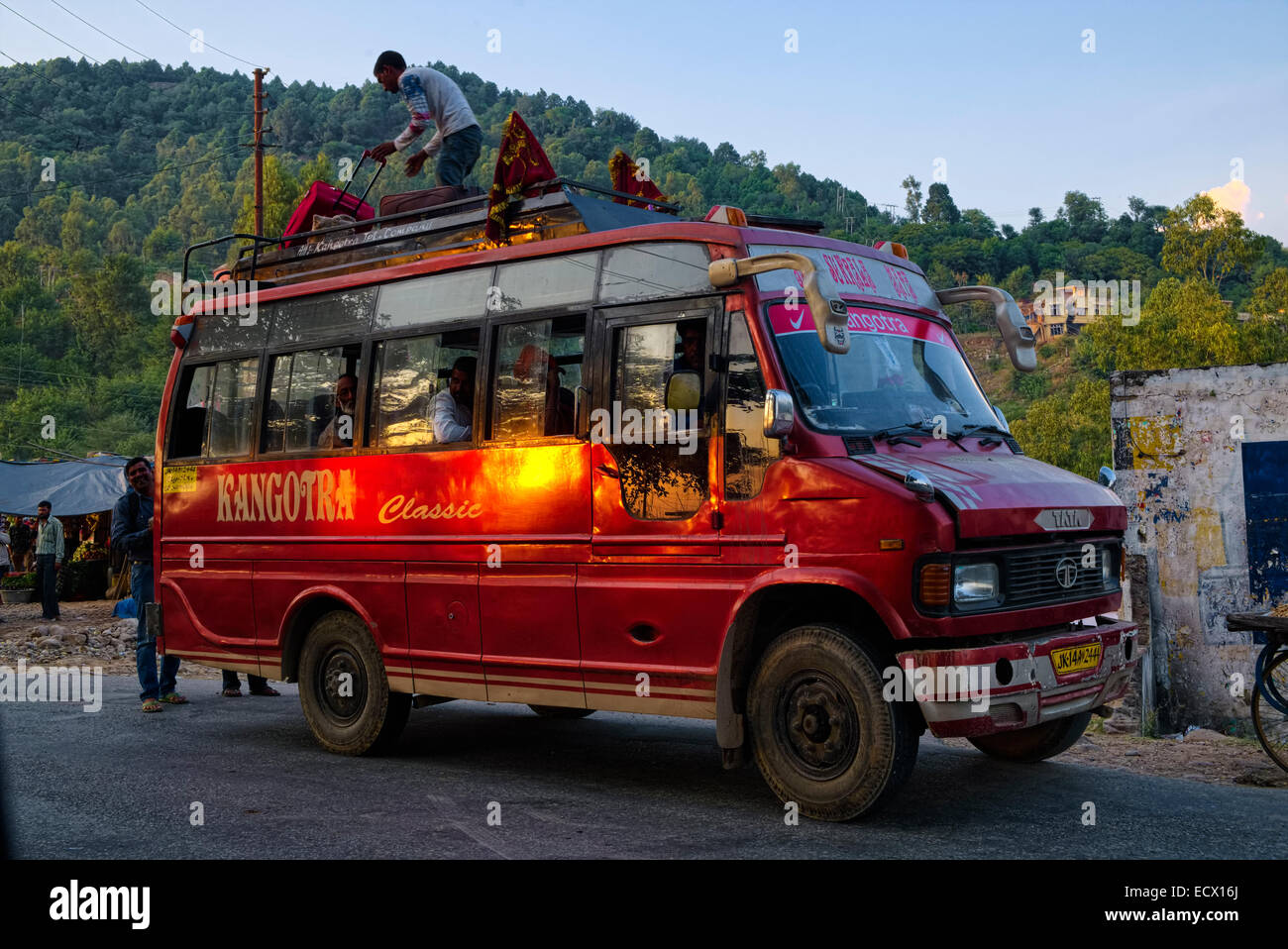 Busy highway india hi-res stock photography and images - Alamy