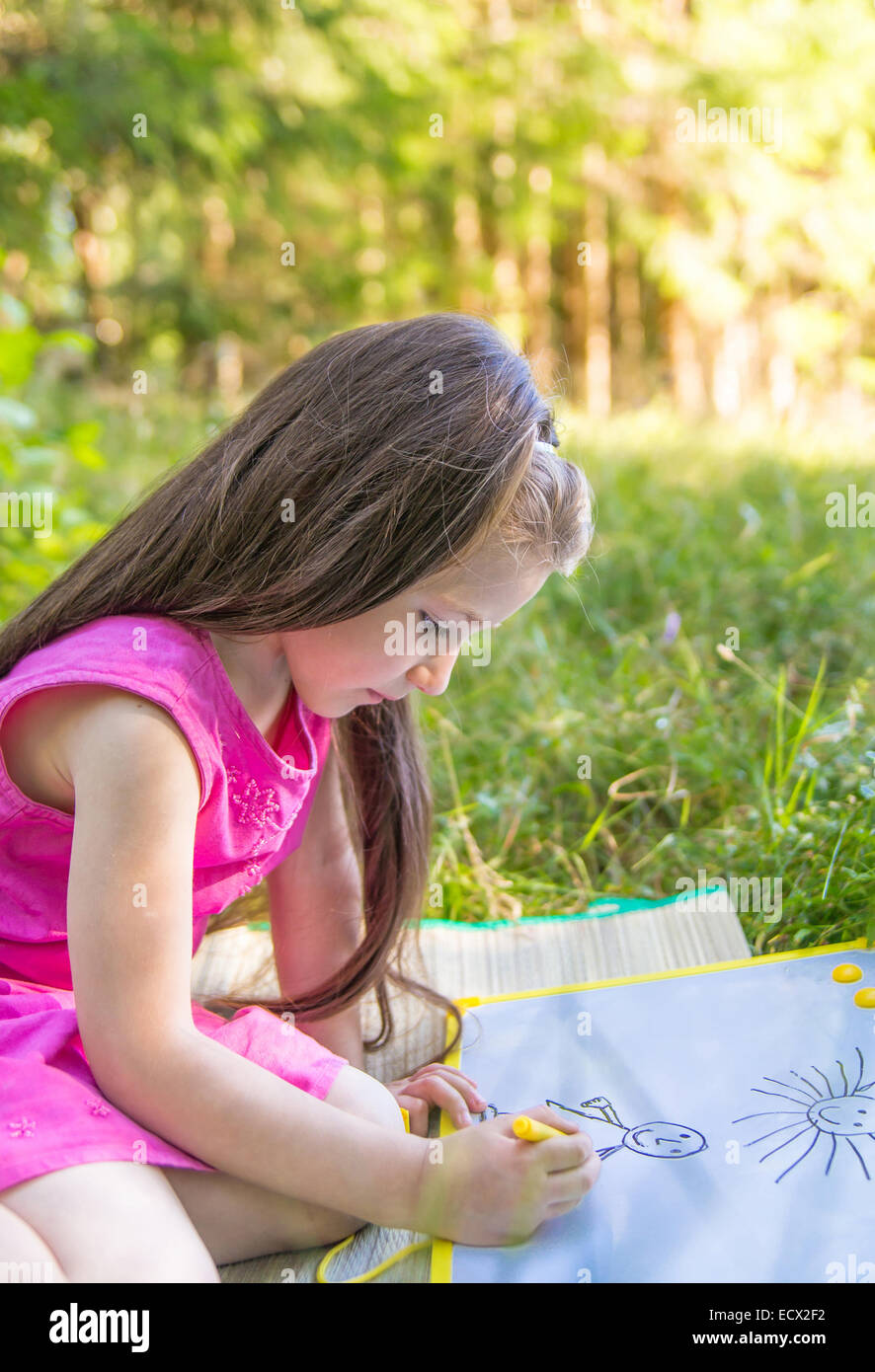 Little girl drawing outdoors Stock Photo - Alamy