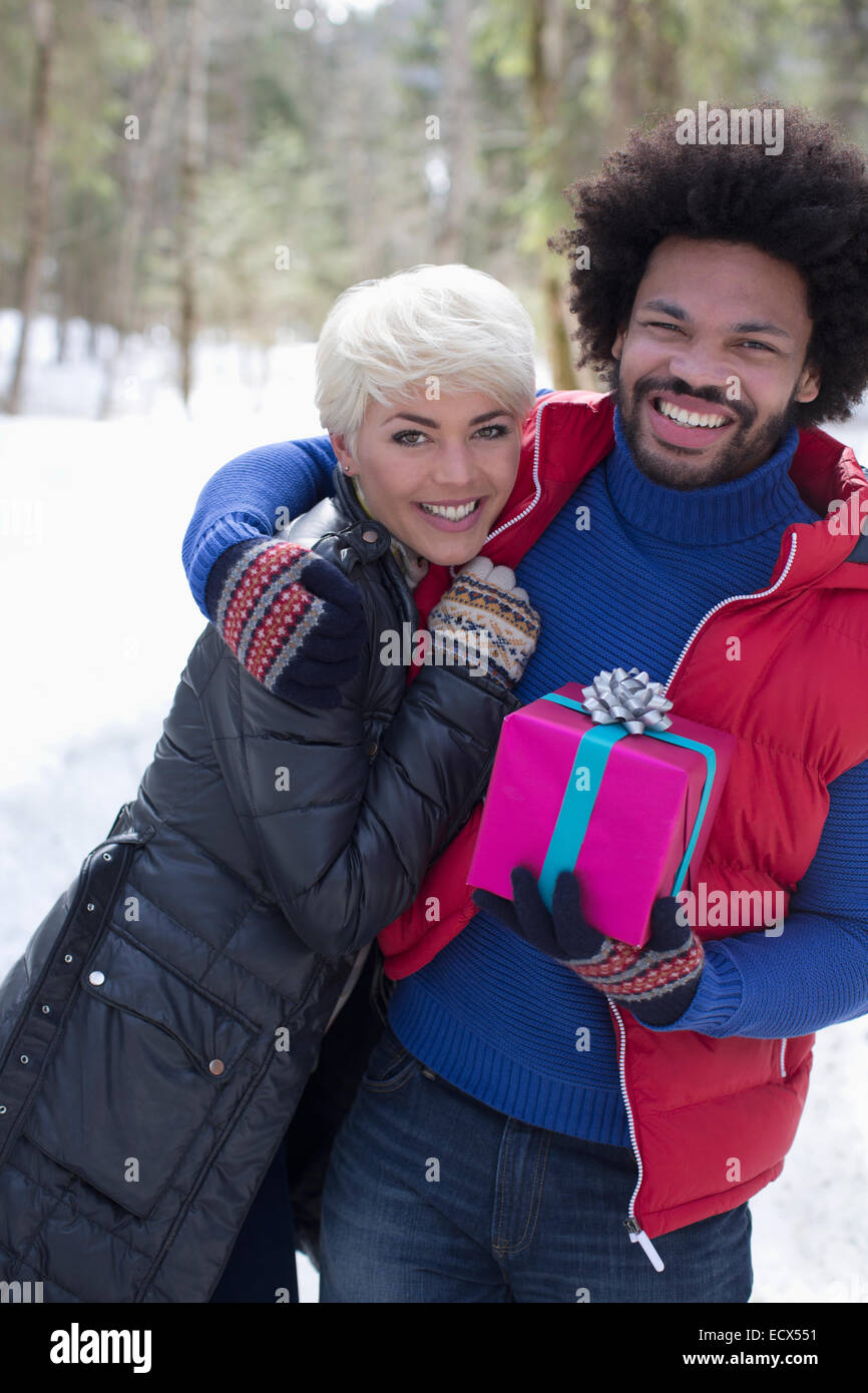 People hugging with gift hi-res stock photography and images - Alamy
